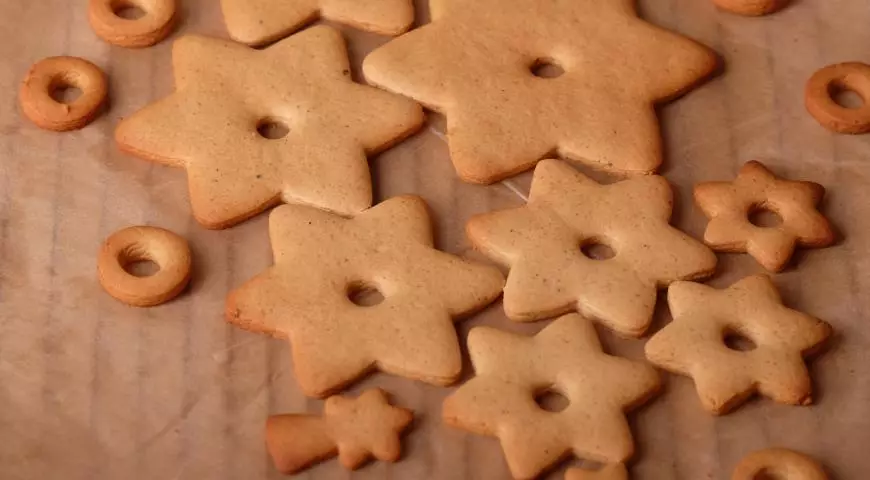 Cuire des biscuits au gingembre dans le four jusqu'à sa préparation