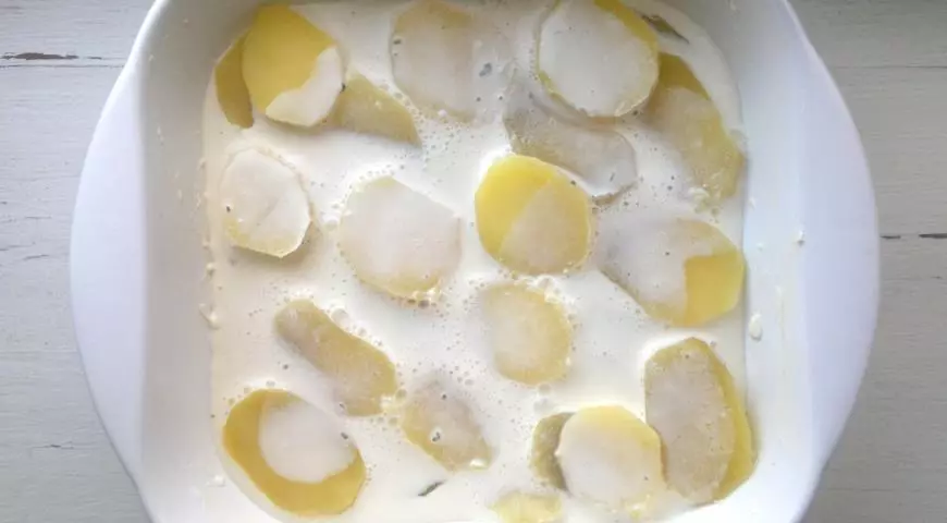 Larawan ng paghahanda ng recipe: karne casserole na may patatas at mga kamatis, hakbang na numero 7