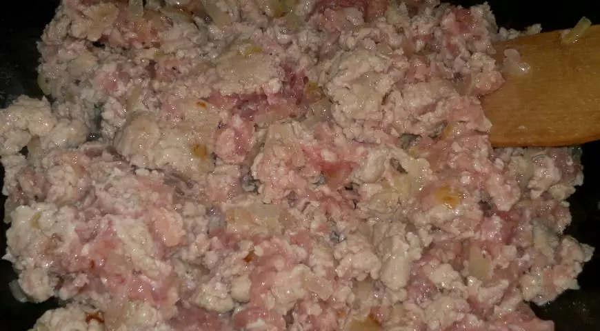 Stock Foto Cooking Recipe: Meat Casserole na may patatas at mga kamatis, hakbang na numero 3