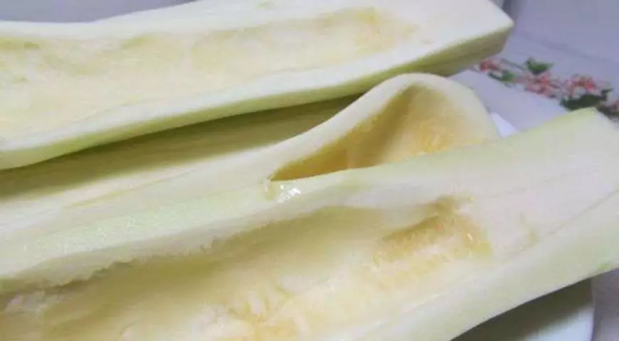 Zucchini, sachapụ ya na mkpụrụ