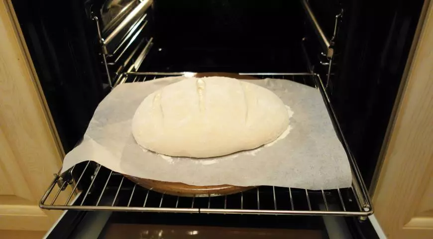 Mueve la masa para pan en hornear.