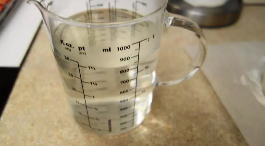 Preparar un medio vaso de agua para hornear masa.