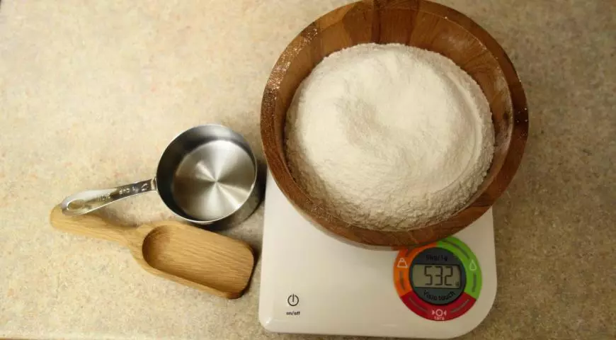 Sift tepung untuk memasak adonan