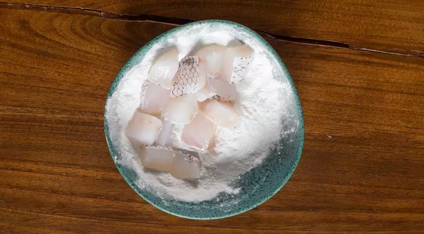 Stock foto Recepta de cuina: cap a macrus, fregit en calor forta amb verdures, pas número 2