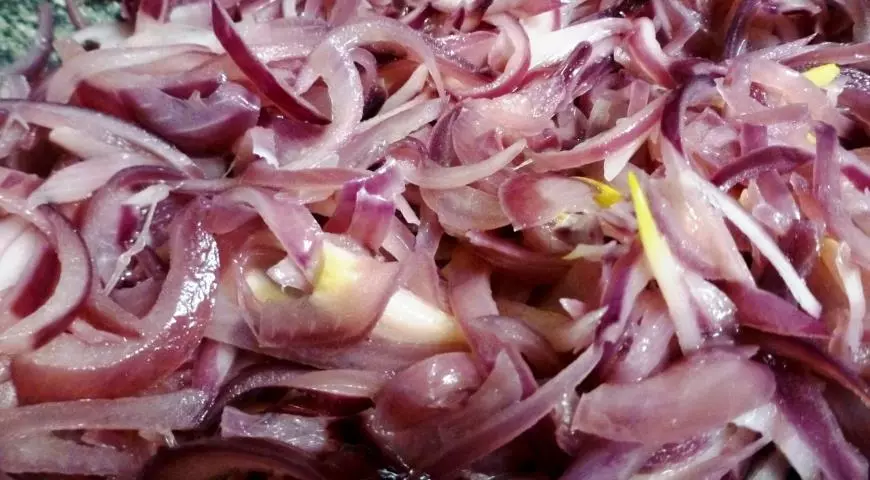 Stock Foto Cooking recipe: onion jam with cherry wine, step number 1