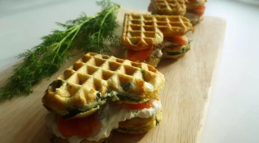 Waffles bi spinach, penêr û salmon