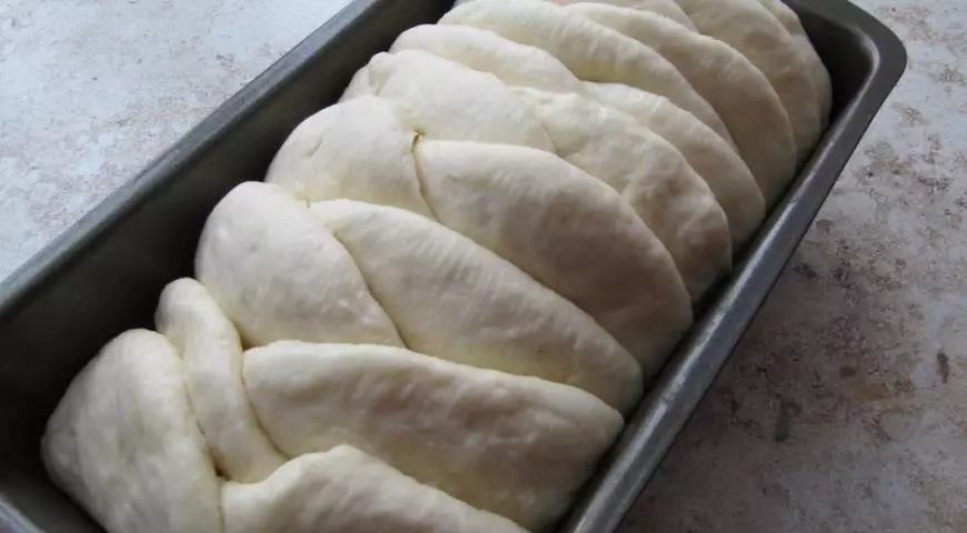 Lasciare salire il pane, poi cuocere 30-40 minuti