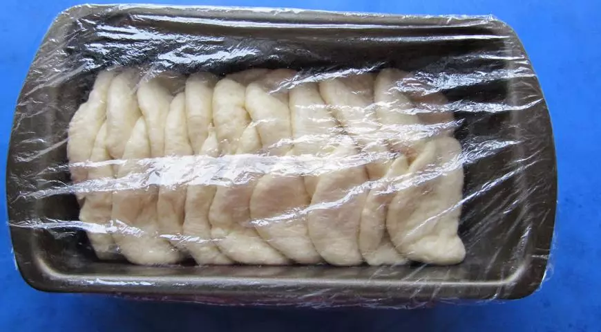 Fette di pasta che risiedono in una forma di cuocere di pane