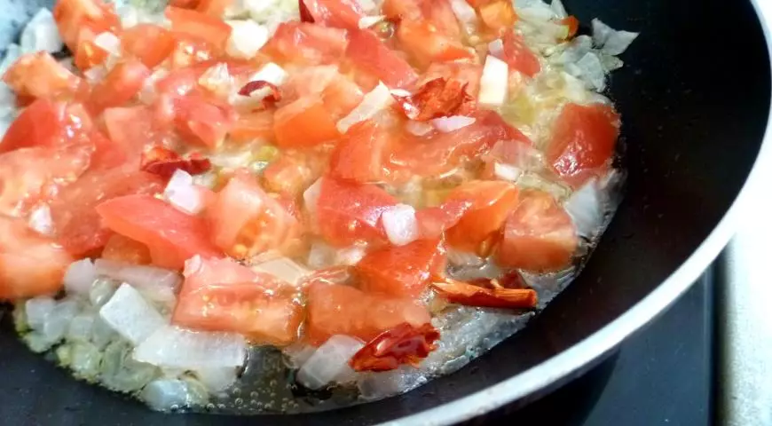 Chotpoti kapena Nando ku Bengali, Fry anyezi, tomato ndi chili