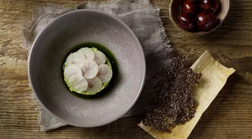 Ervilha bico con ameixas saladas