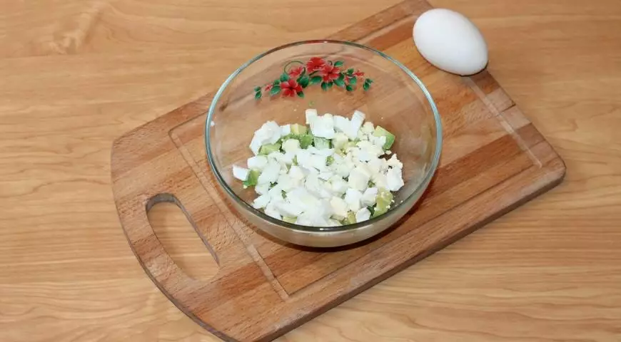 Potong telur untuk salad dengan sos alpukat dan kacang