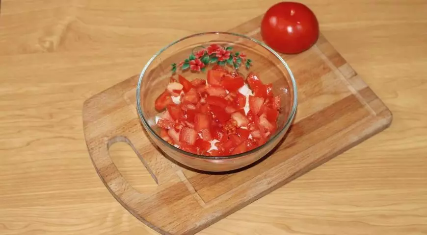 Bee tomato na obere Mpekere maka salad na ube oyibo na ihendori akụ