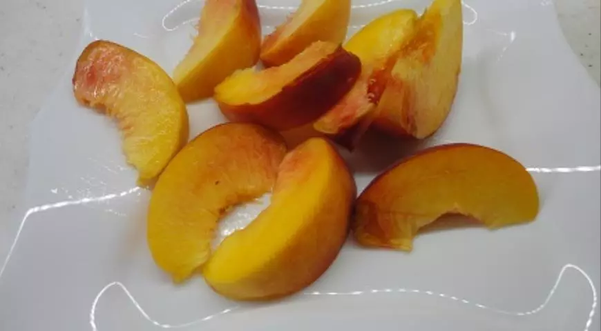 Igbẹke lori epo olifilopo pẹlu awọn peach, ge awọn ege peach