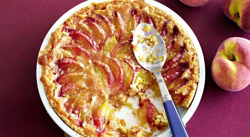 Åpne fersken kake på olivenolje