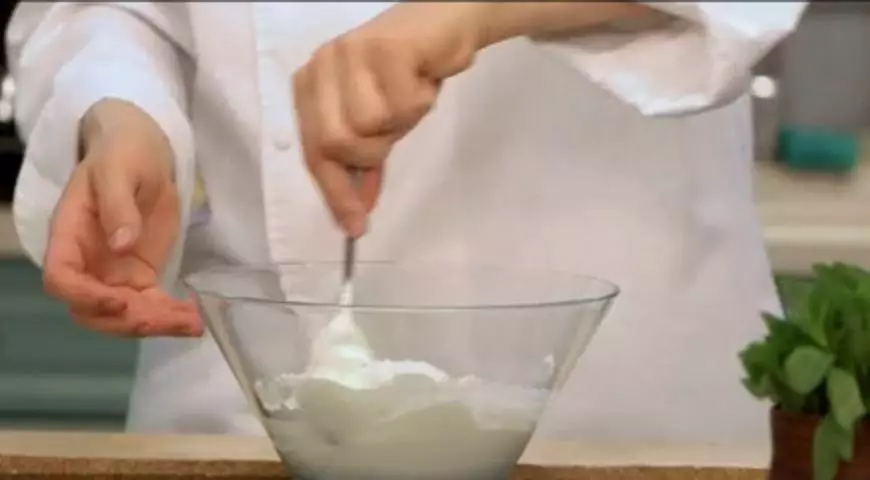 Barrejar crema agra amb cocció de postres en pols