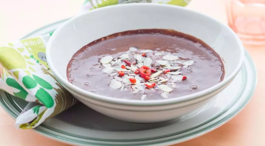 Soupe au chocolat avec amandes salées et piment