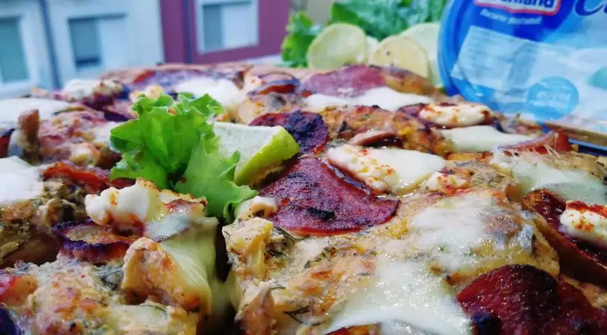 Pizza Delicious bil-Krema tal-Ġobon Cottage, Fig u Ġudger
