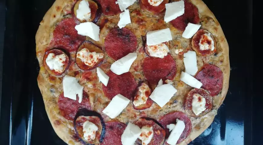 Poġġi fuq biċċiet tal-pizza tal-mozzarella u poġġi fil-forn għal 2 minuti