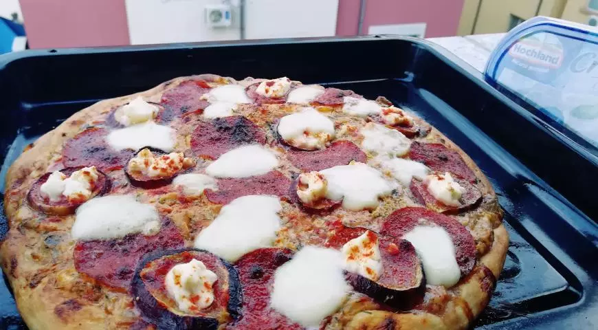 Pizza bi krema tal-ġobon cottage, sujukuk u tin