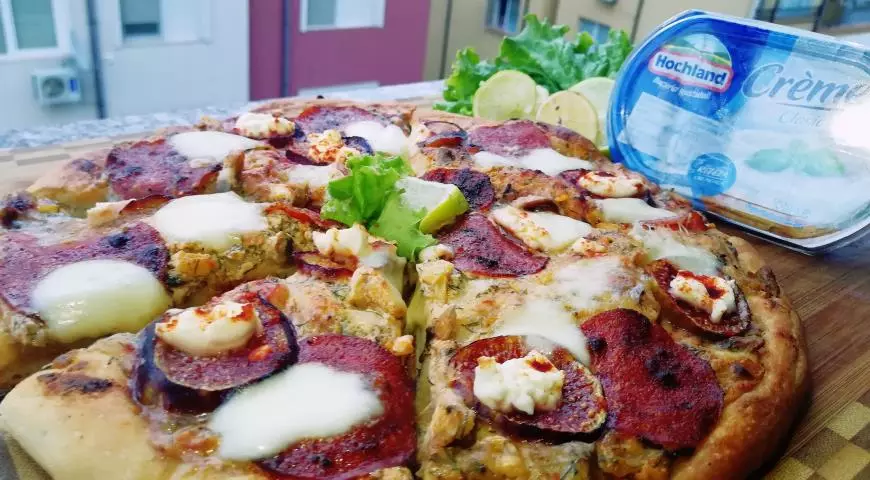 Pizza Delicious bil-krema tal-ġobon cottage, fig u sujuku qabel is-servizz