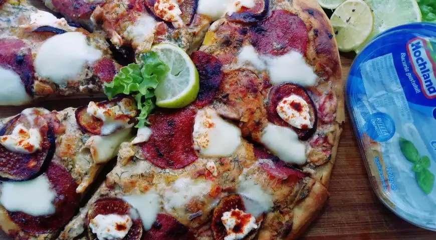 Aħna nippreparaw pizza Delicious ma krema tal-ġobon cottage, tin u judder