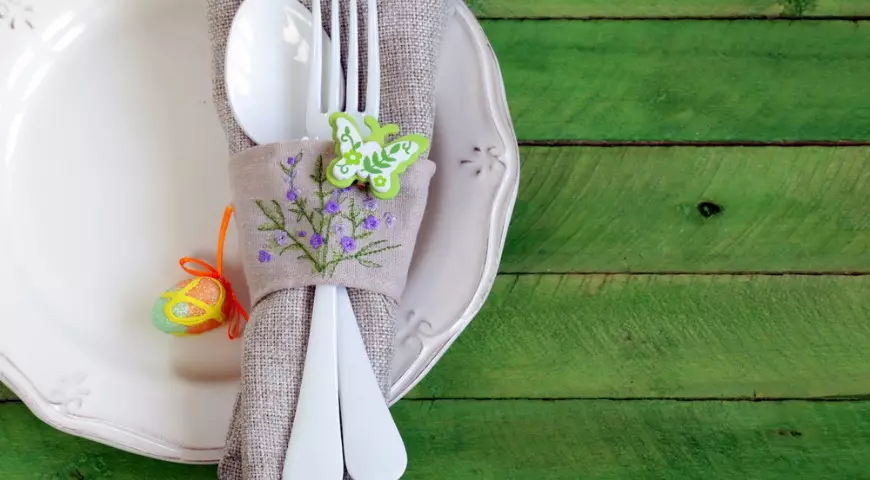 Сервиране: Как да декорирате Великденската маса с цветя 29008_6