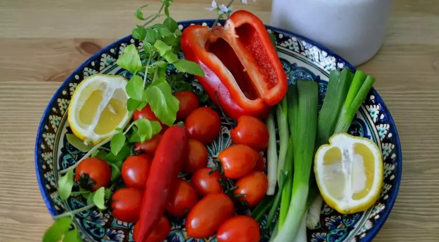 Preparación de verduras para tabule de ensalada libanesa con bulgur