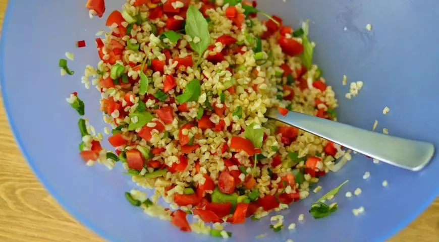 Misture os legumes fatiados, verdes e bulgur refrigerado, adicionar reabastecimento