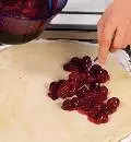 Rouler sur la pâte pour la tarte cerise