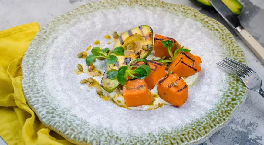 Salade de bain et avocat grillé avec une sauce haricière