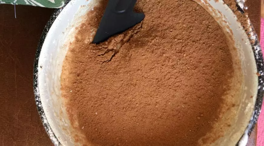 Pripravite inert sirup za mandljevo čokoladno piškote