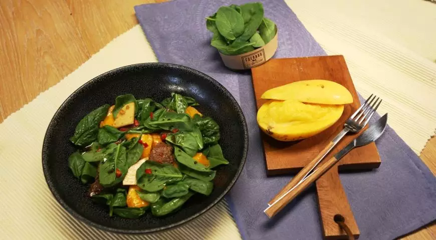 Salat amb vedella fregida i mango