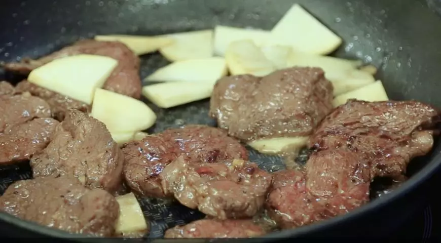 Fotó főzési recept: Salat sült marhahússal és mangóval, 2. lépéssel