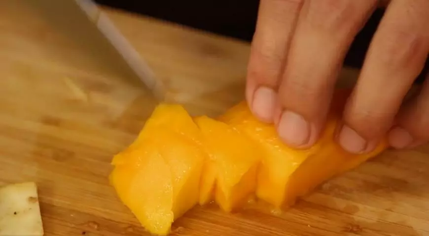 Recepta de cuina fotogràfica: calat amb vedella fregida i mango, pas núm. 4