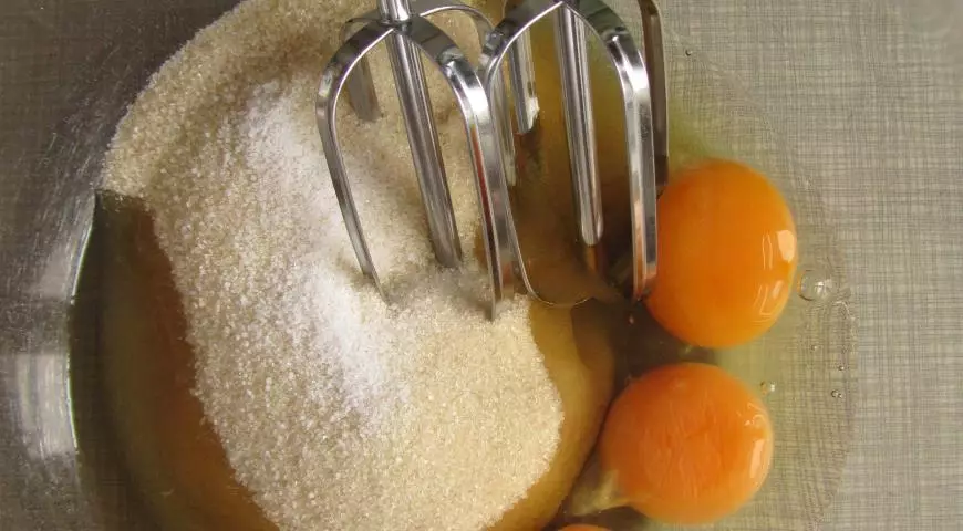 Šľahanie vajec s cukrom a vanilkou