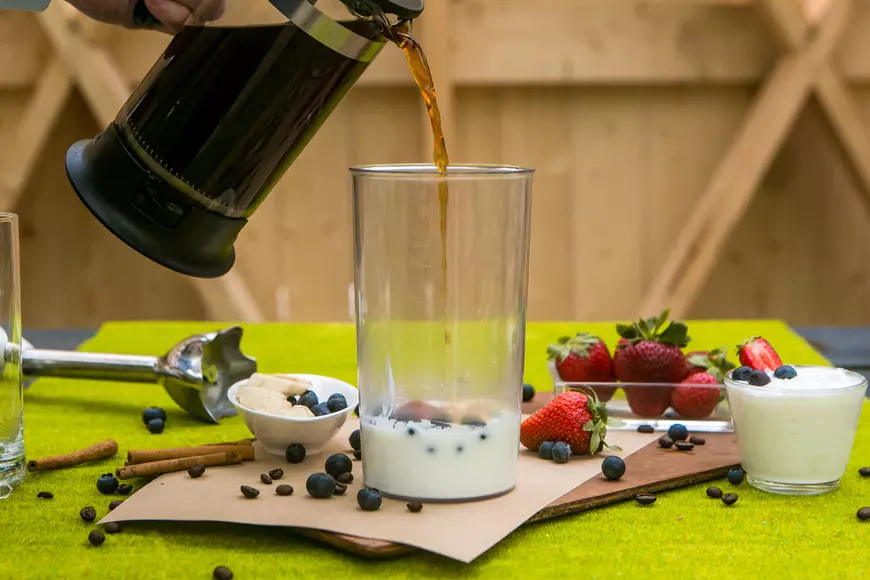 Voeg verkoelde koffie by, klop - koffie smoothie gereed