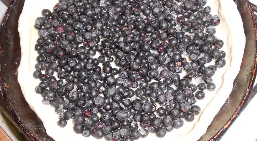 Letakkan blueberry pada adonan ragi