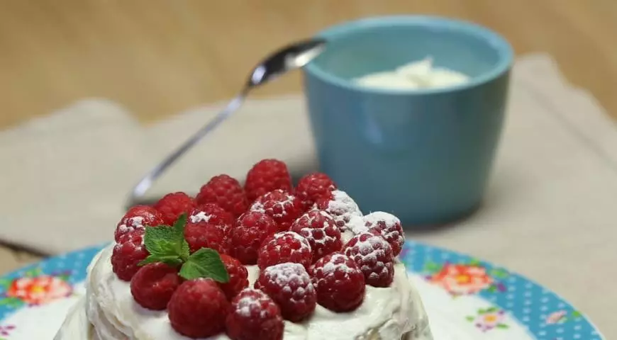 Pankety with cottage cheese cream and raspberries 3