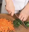 Photo de la préparation de la recette: salade de carottes avec écrous et persil, étape numéro 1