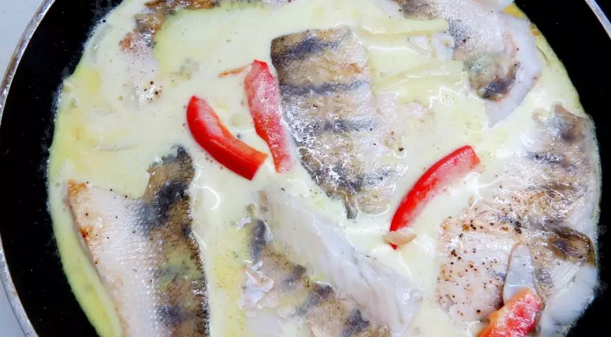 Βάλτε τα ψάρια σάλτσας καρύδας και μαγειρέψτε σε μια μικρή φωτιά