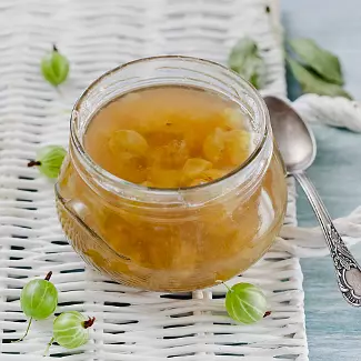 Royal Jam dari Gooseberry dalam kompor lambat