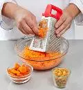 Stock Foto Recette de cuisson: Casserole de carotte sucrée dans une cuisinière lente, étape numéro 2