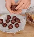 Photo de la préparation de la recette: truffes avec cerise séchée, étape numéro 3