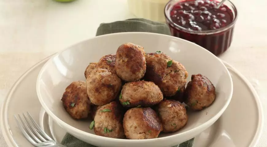 क्रीमरी सॉस सह meatballs