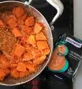 Sa pag-ulay sa Pumpkin Idugang ang Lentil, sibuyas, ang mga tomato mashed patatas ug uhong cubes