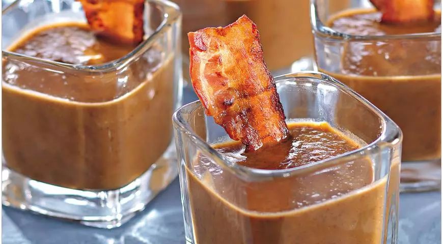 Soupe de haricots noirs avec bacon, pruneaux et sherry