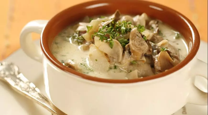 Suppe fra champignons og hvide svampe