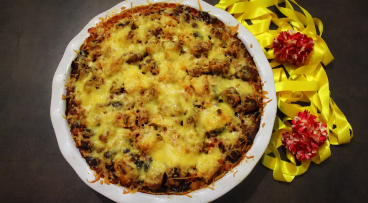 Casseruola con riso in messicano messo nel forno fino alla formazione di una crosta di formaggio