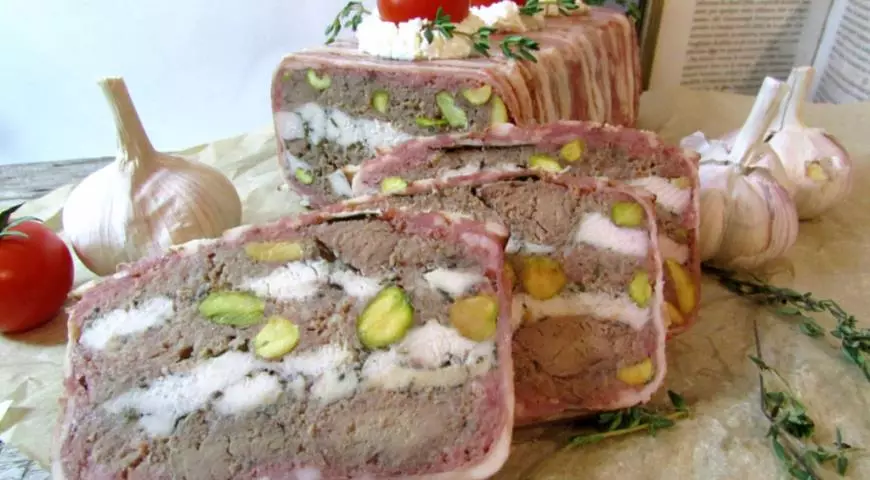 Kuku Terrine na Pistachios na ini.