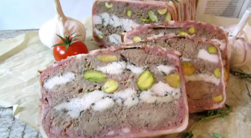 Terrine kutoka kuku na pistachios na ini ni tayari kwa kufungua